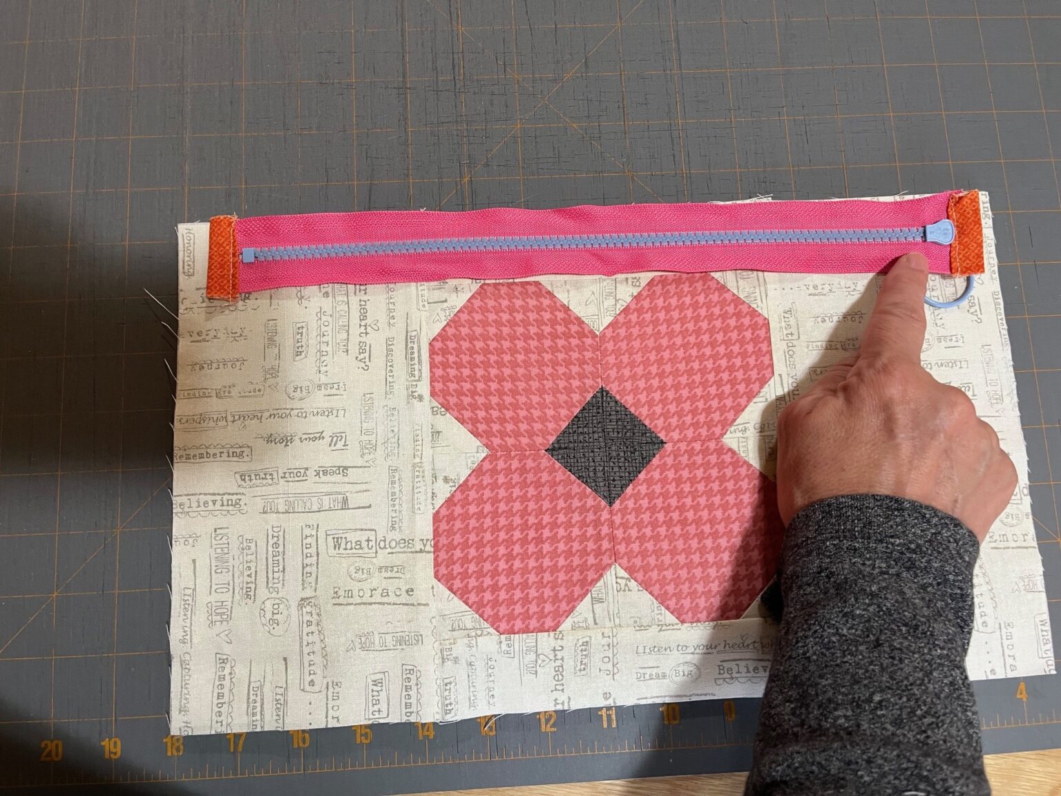 How to Sew a Simple Zippered Pouch (Beginner-Friendly Tutorial ...