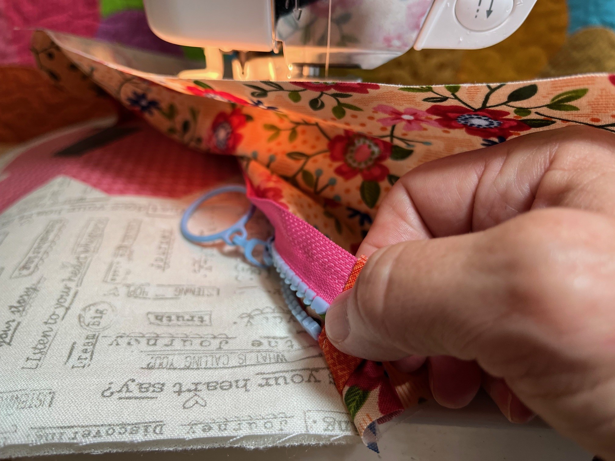 How to Sew a Simple Zippered Pouch (Beginner-Friendly Tutorial ...