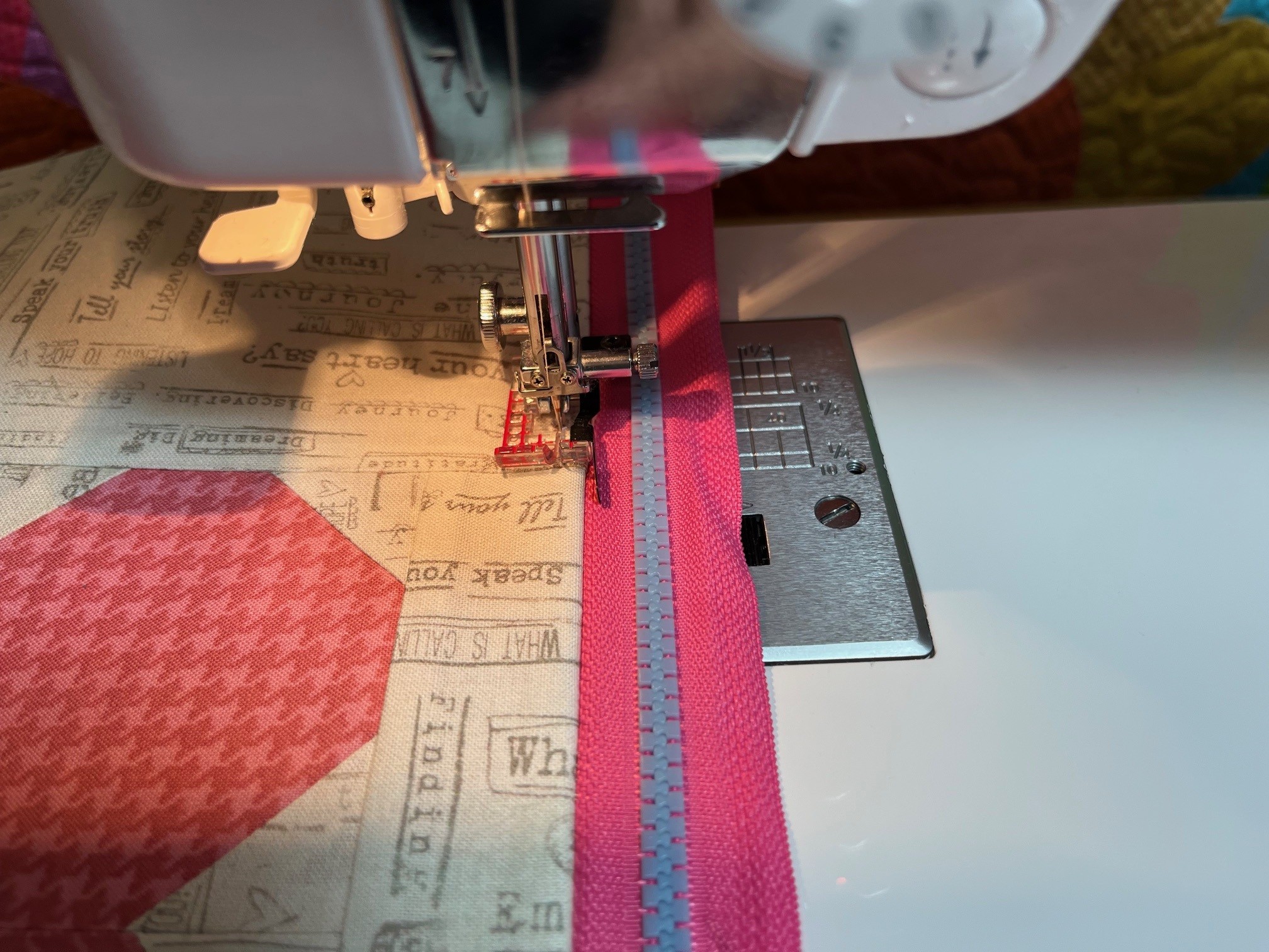 How to Sew a Simple Zippered Pouch (Beginner-Friendly Tutorial ...