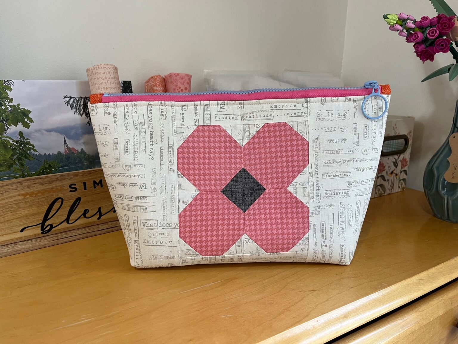 How to Sew a Simple Zippered Pouch (Beginner-Friendly Tutorial ...